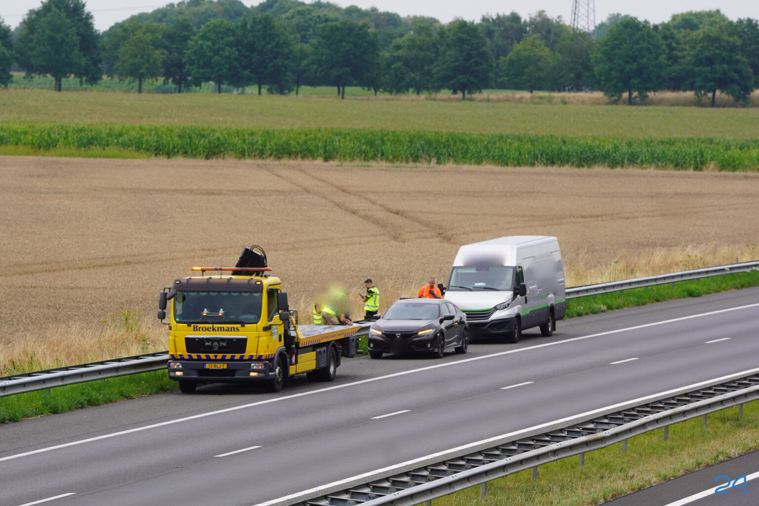 Auto en bestelbus botsen op A2 bij Weert - Nederweert24