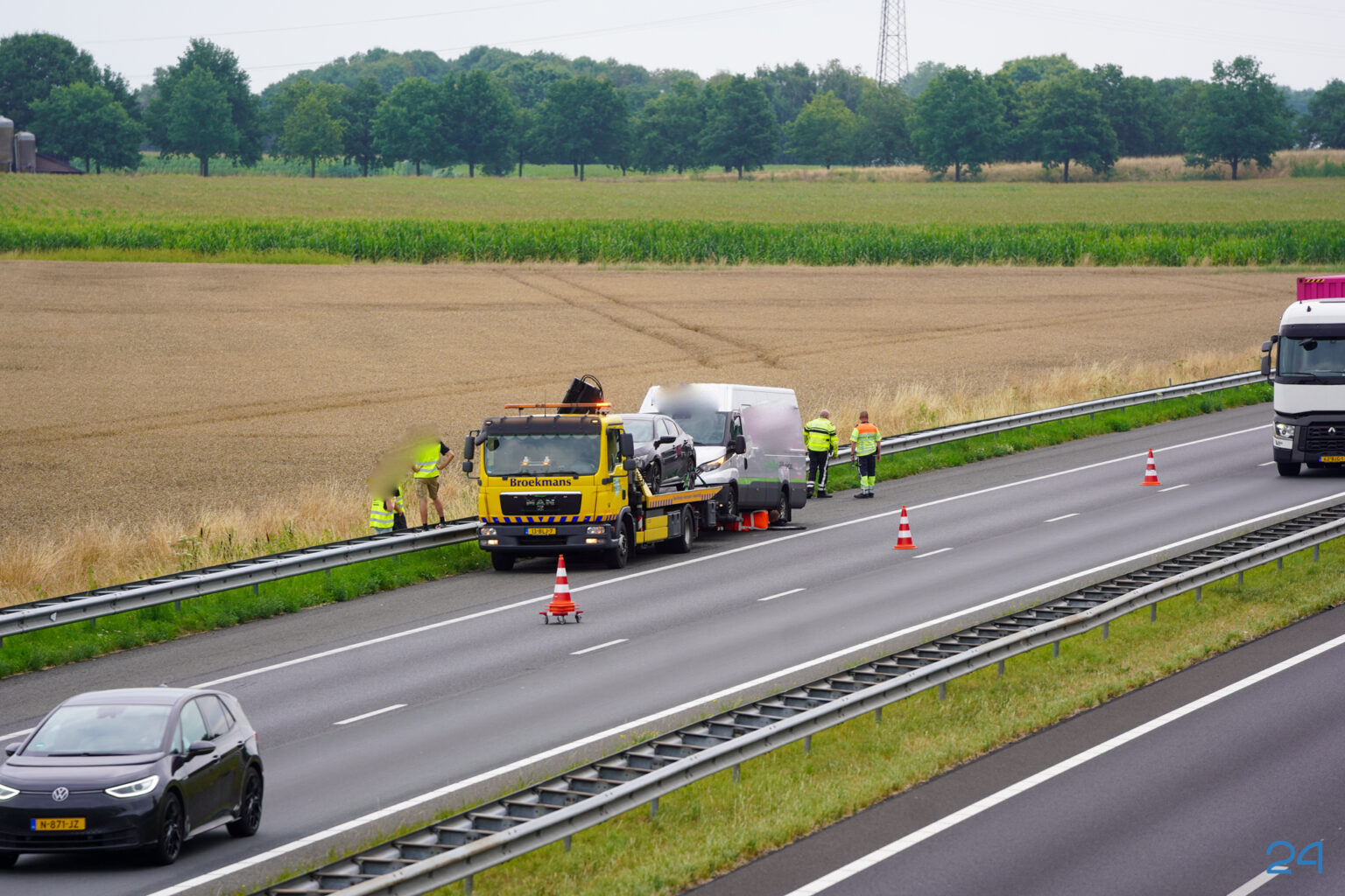 Auto en bestelbus botsen op A2 bij Weert - Nederweert24