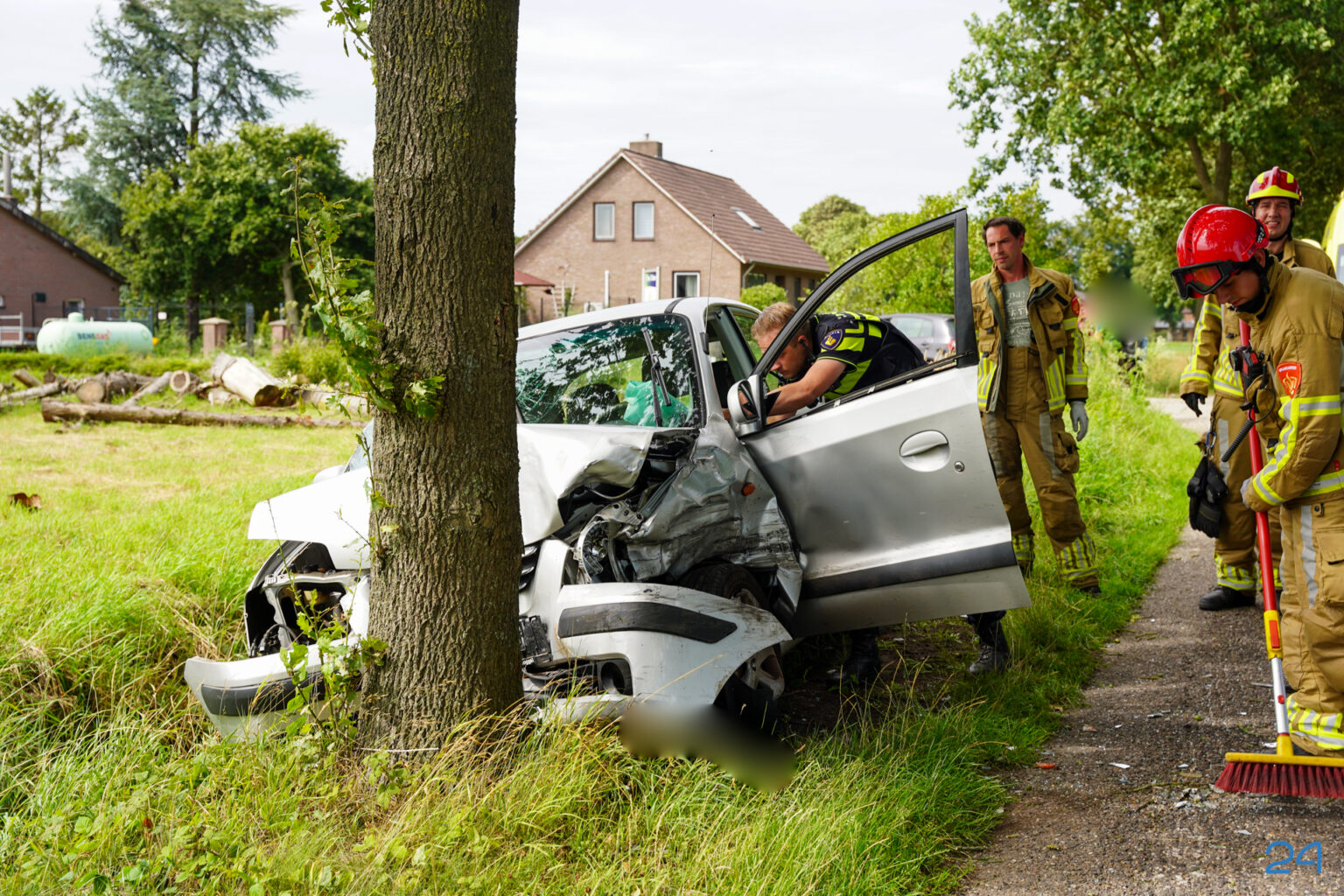 Auto botst tegen boom na aanrijding op Hollander in Heythuysen - Nederweert24