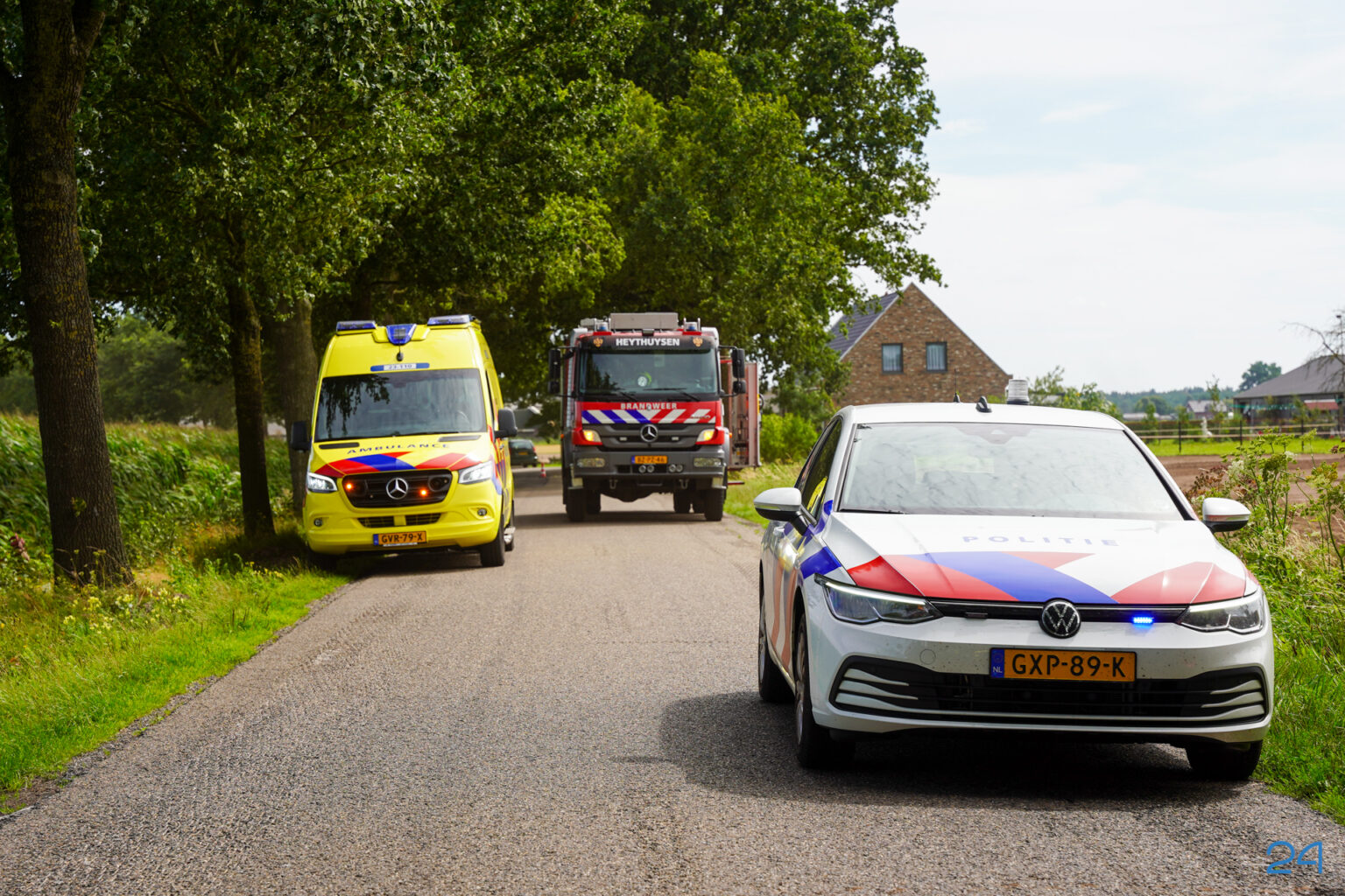 Auto botst tegen boom na aanrijding op Hollander in Heythuysen - Nederweert24