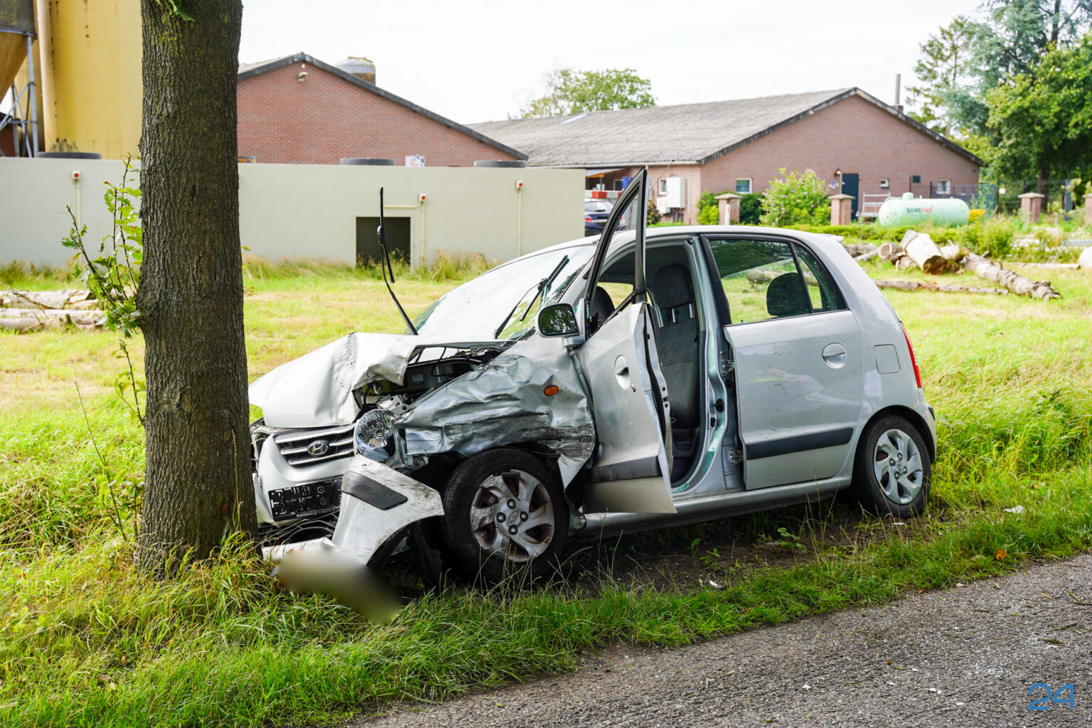 Auto botst tegen boom na aanrijding op Hollander in Heythuysen - Nederweert24