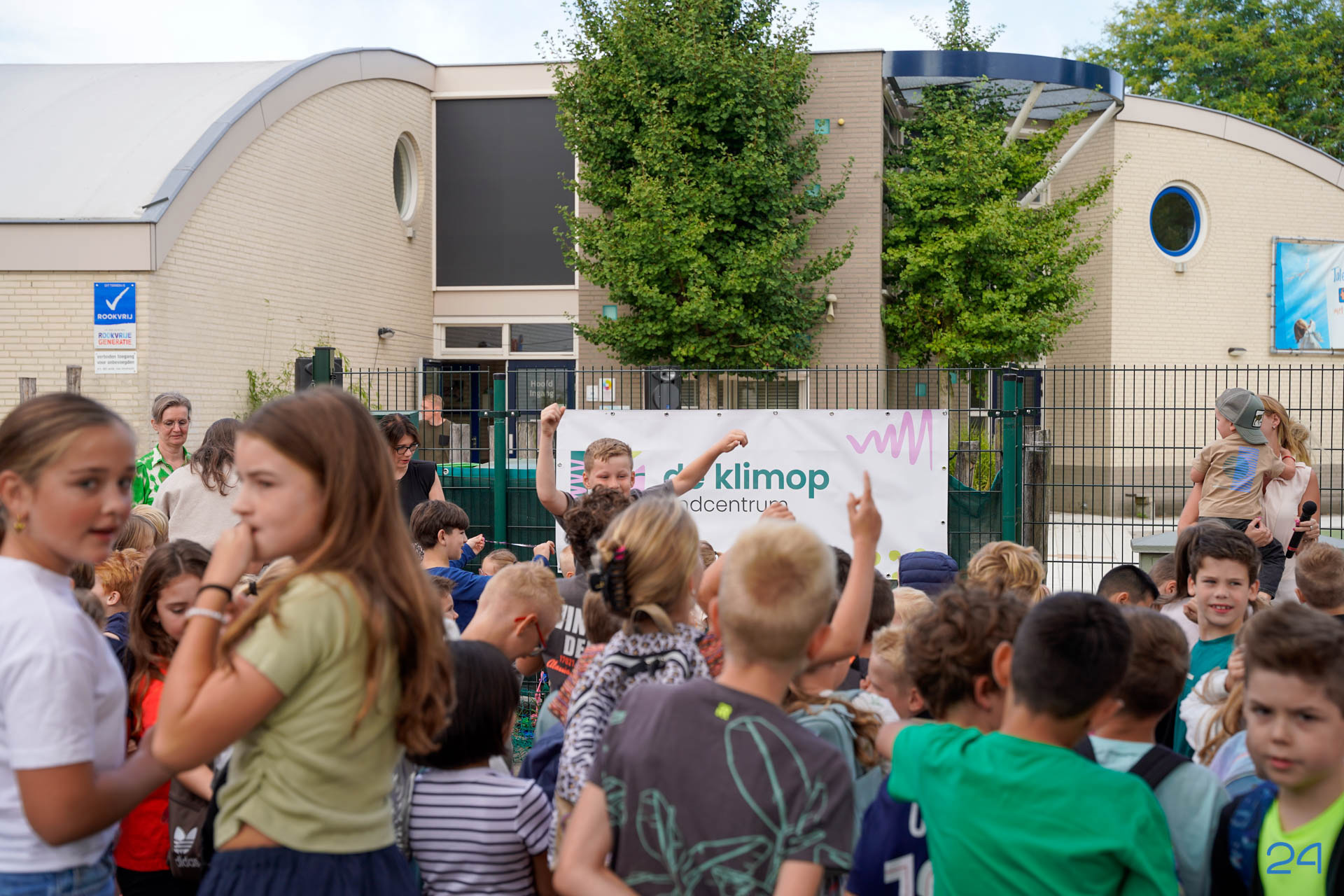 Feestelijke onthulling nieuw logo De Klimop Nederweert - Nederweert24