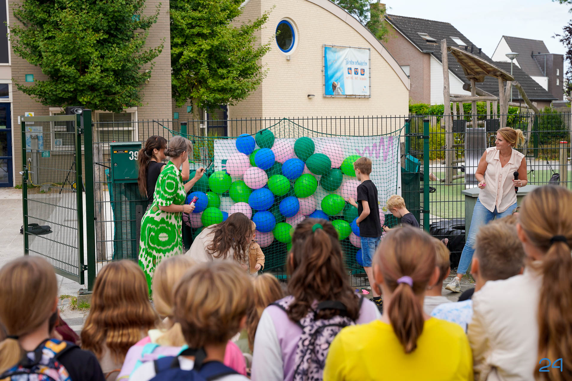 Feestelijke onthulling nieuw logo De Klimop Nederweert - Nederweert24