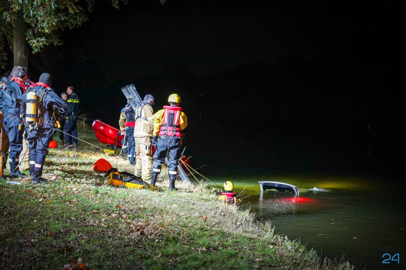 Auto te water in kanaal Wessem-Nederweert - Nederweert24