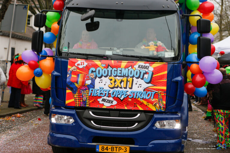 Optocht in Weert trekt duizenden bezoekers ondanks frisse start ...