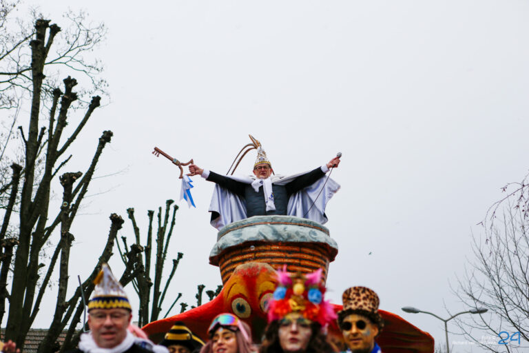 Optocht in Weert trekt duizenden bezoekers ondanks frisse start ...