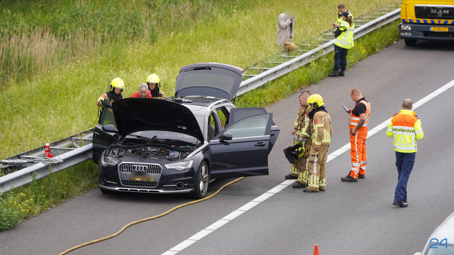 Brandweer Nederweert blust autobrand op A2 bij Weert - Nederweert24