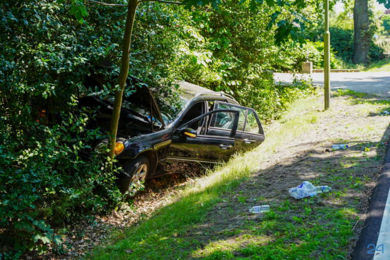 Auto belandt in greppel na botsing op Houtsberg in Nederweert-Eind ...