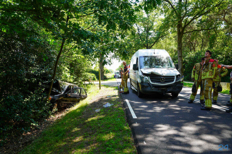 Auto belandt in greppel na botsing op Houtsberg in Nederweert-Eind ...