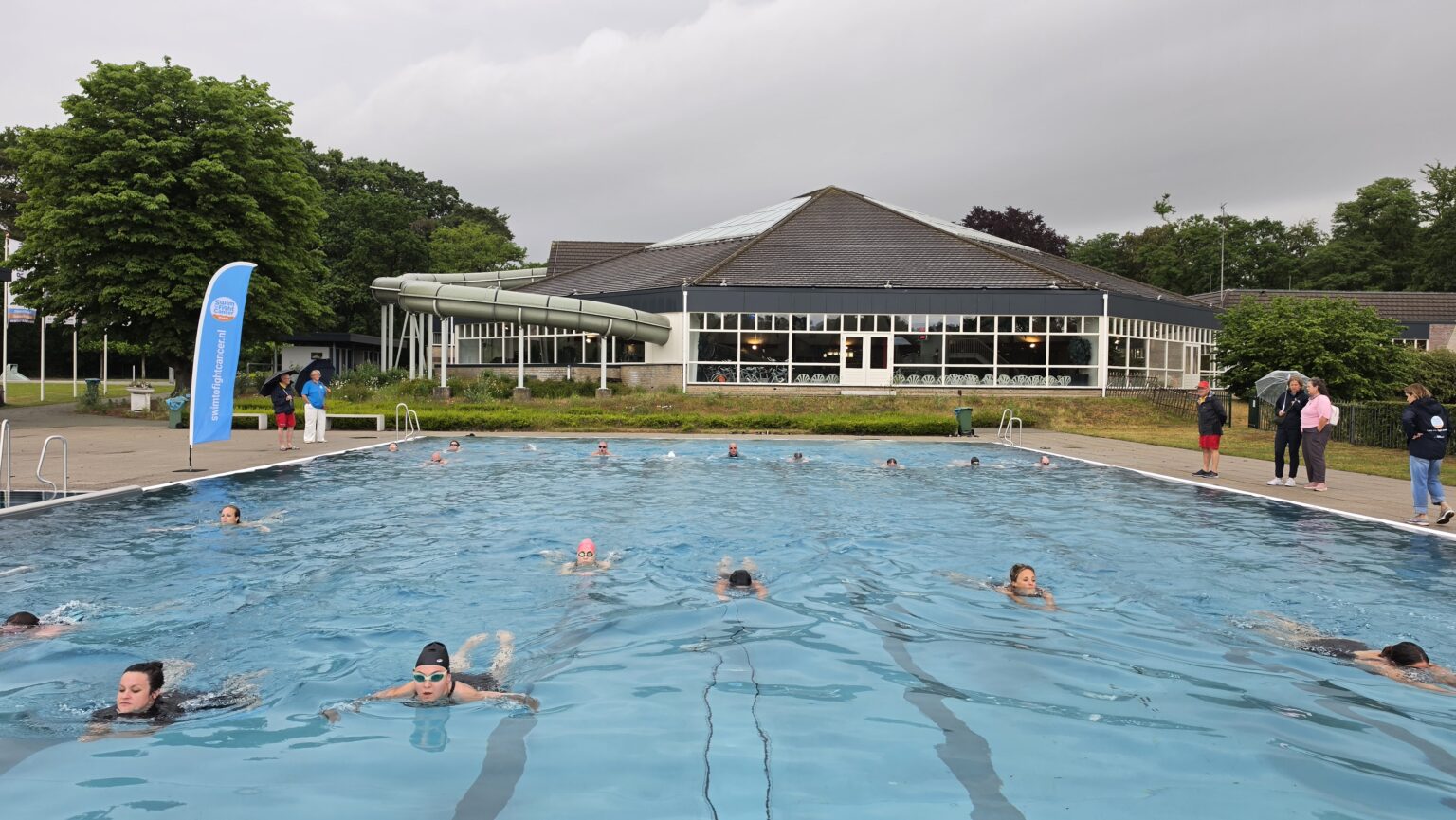 Laatste kans om je in te schrijven voor Swim to Fight Cancer Weert ...