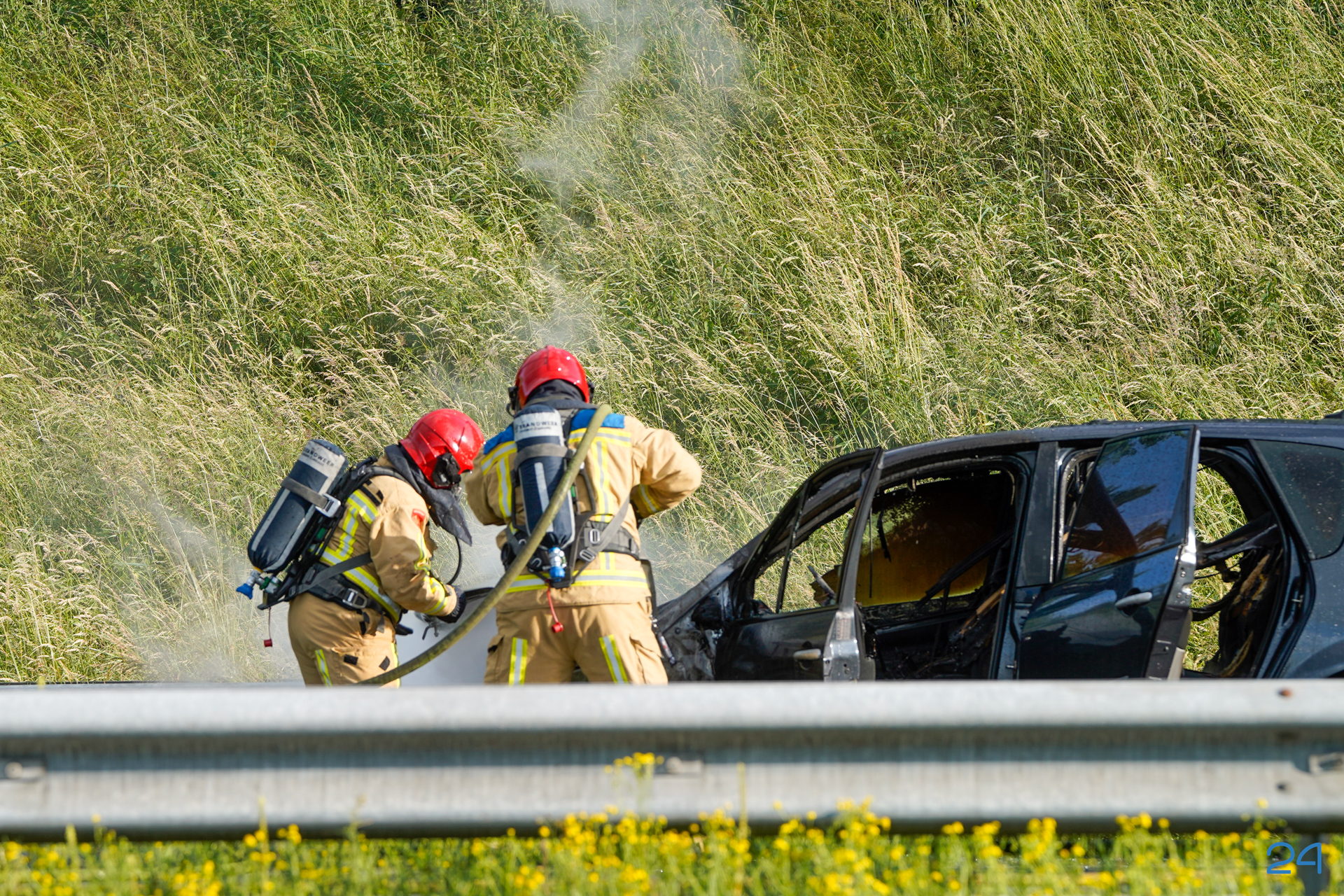 Auto volledig uitgebrand op A2 bij Weert - Nederweert24