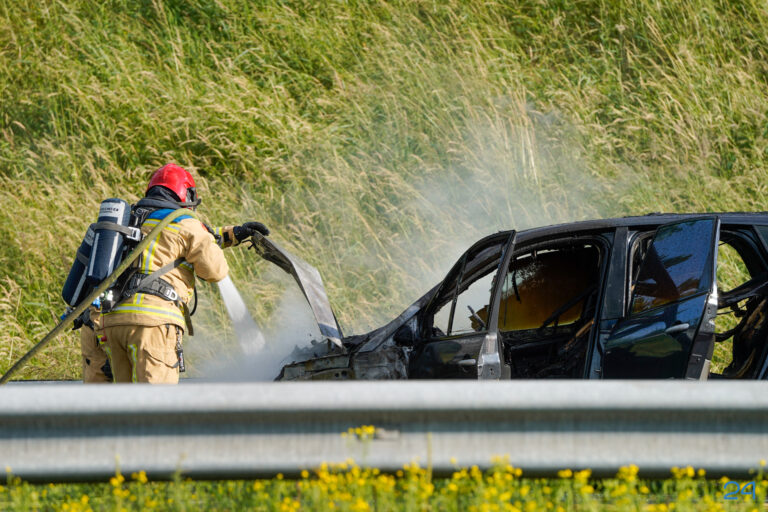 Auto volledig uitgebrand op A2 bij Weert - Nederweert24
