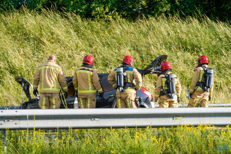 Auto volledig uitgebrand op A2 bij Weert - Nederweert24