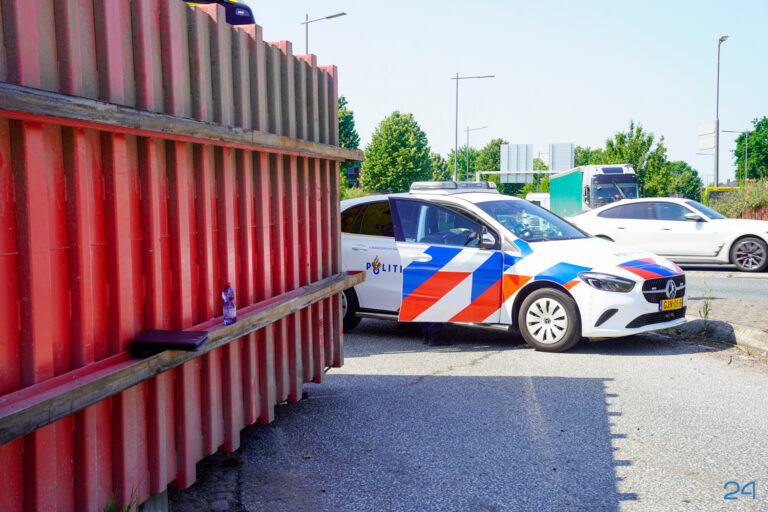 Container valt van vrachtwagen bij turborotonde Weert - Nederweert24